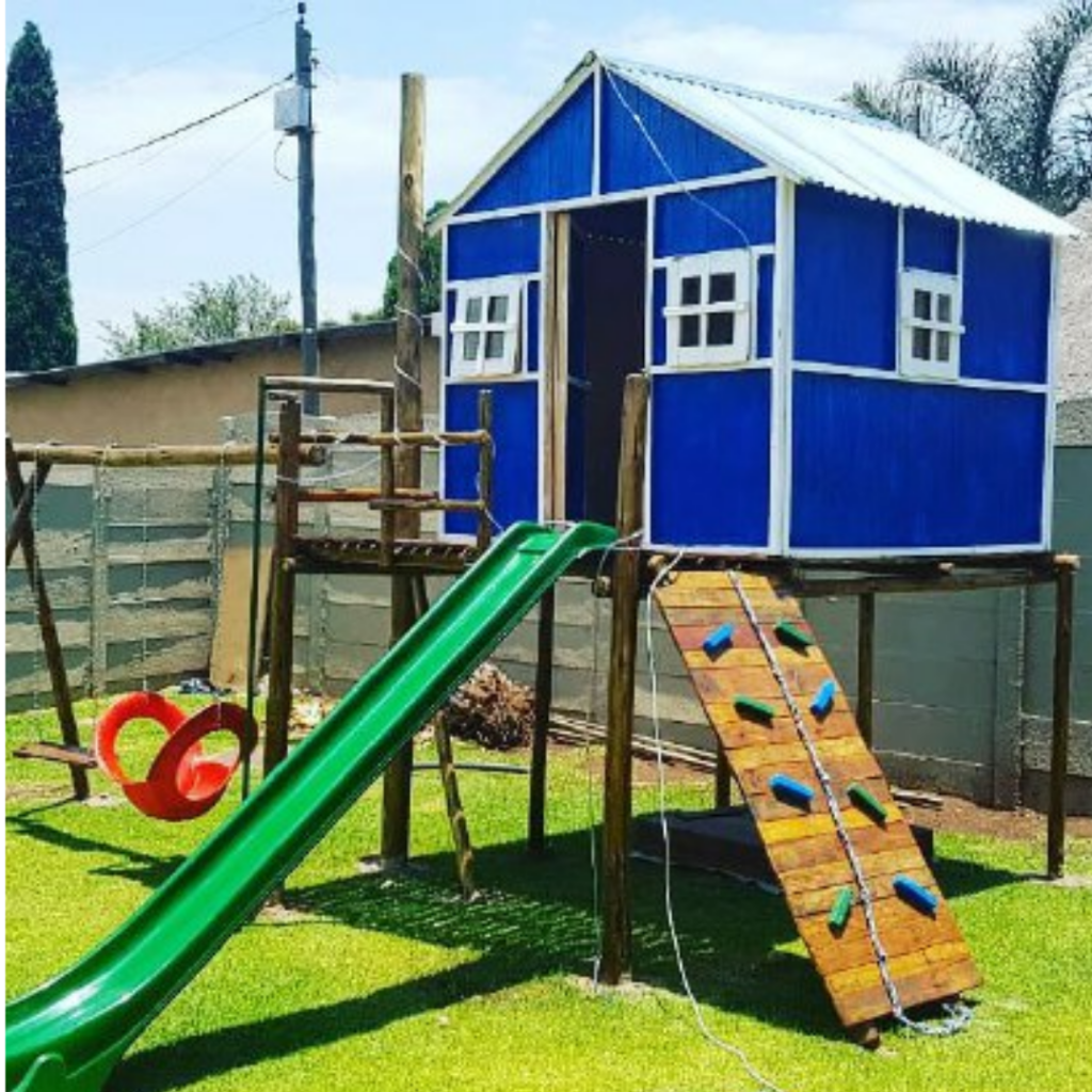 Monkey bar & swing combo – Logs Jungle Gyms